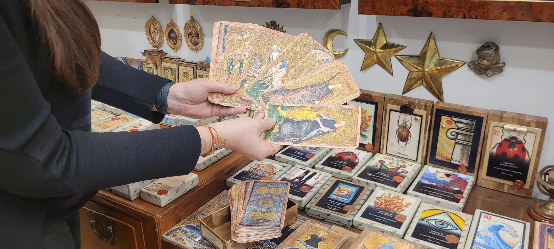 Il Meneghello: Un mondo di tarocchi a Milano